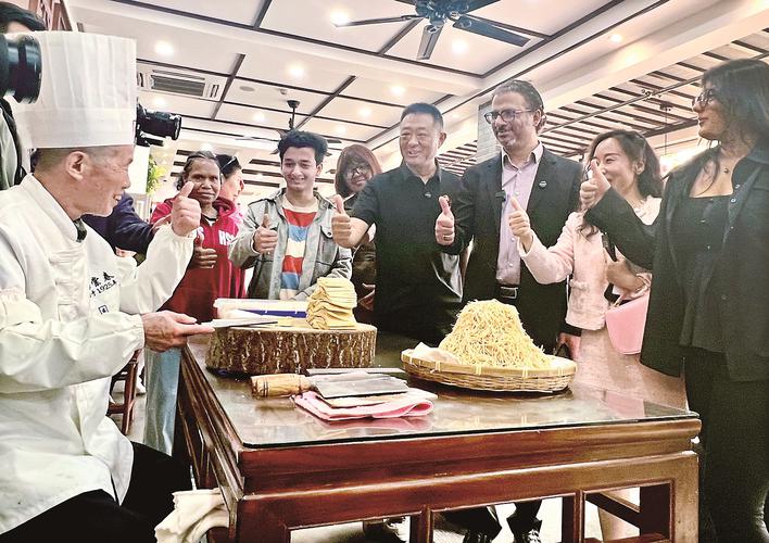 Expats experience traditional Taizhou morning tea culture
